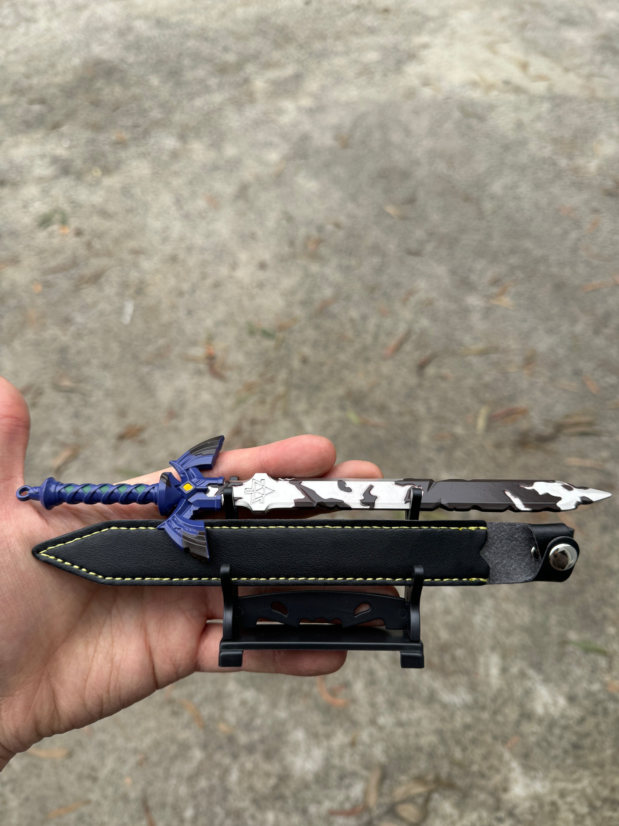 THE LEGEND OF ZELDA – DECAYED MASTER SWORD MINI REPLICA – FF COLLECTIBLES