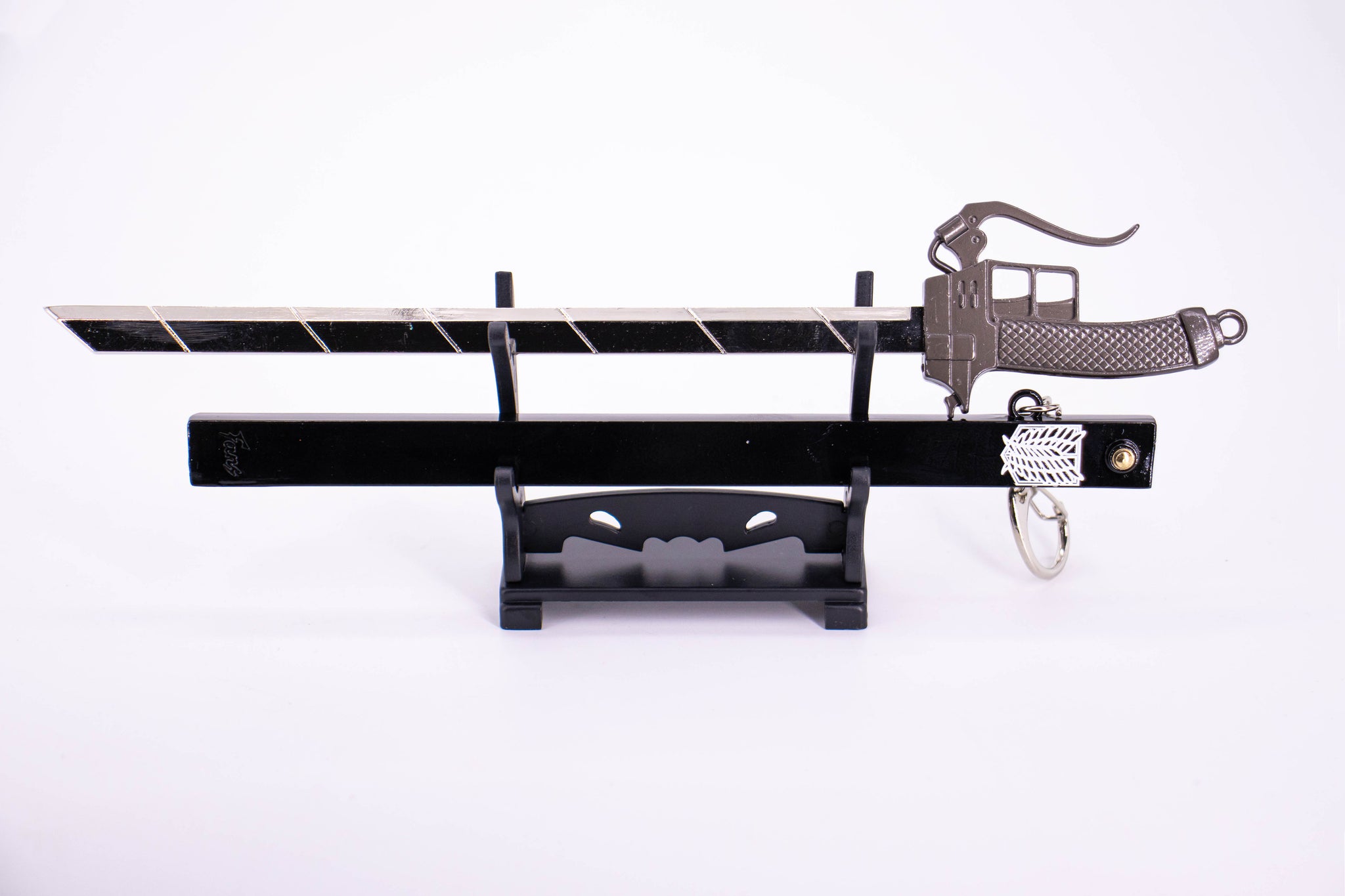 ATTACK ON TITAN – 3D MANEUVER GEAR SWORD KEYCHAIN – FF COLLECTIBLES