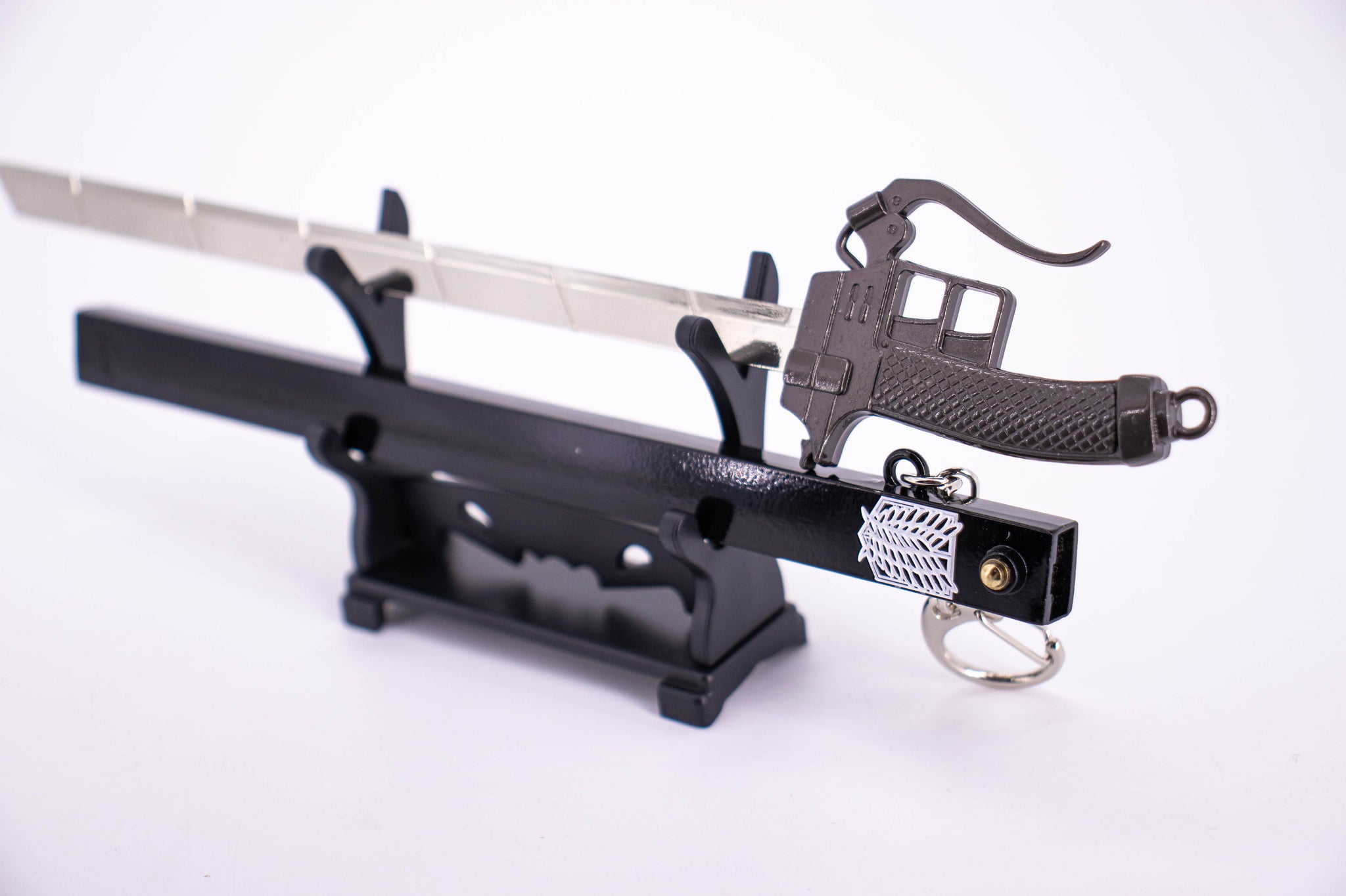 ATTACK ON TITAN – 3D MANEUVER GEAR SWORD KEYCHAIN – FF COLLECTIBLES