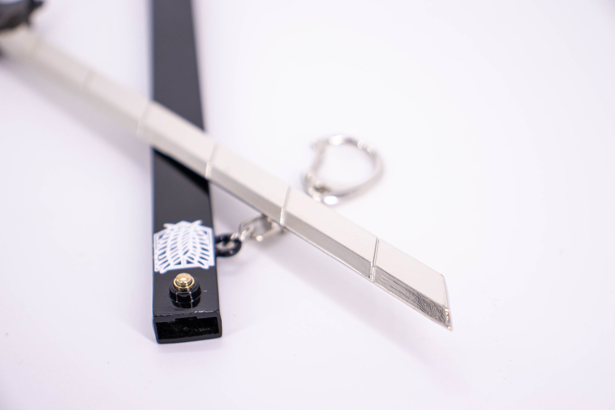 ATTACK ON TITAN – 3D MANEUVER GEAR SWORD KEYCHAIN – FF COLLECTIBLES