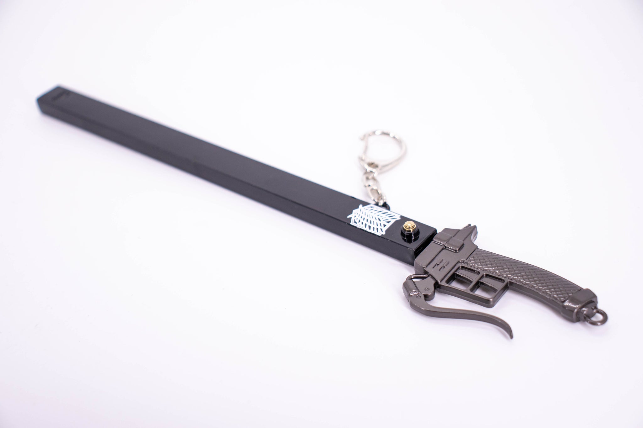 ATTACK ON TITAN – 3D MANEUVER GEAR SWORD KEYCHAIN – FF COLLECTIBLES