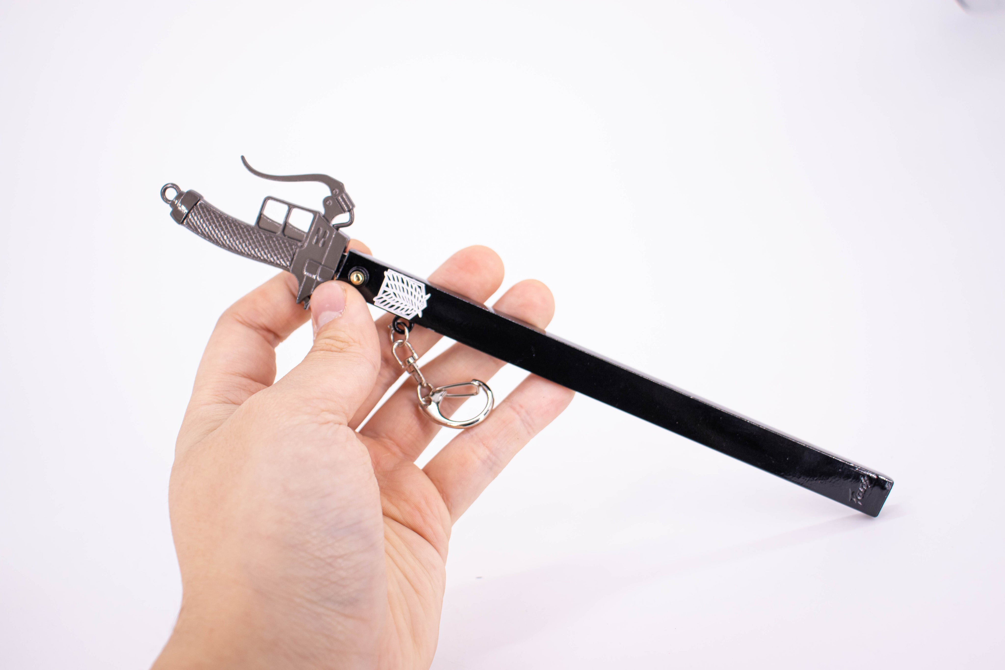 ATTACK ON TITAN – 3D MANEUVER GEAR SWORD KEYCHAIN – FF COLLECTIBLES