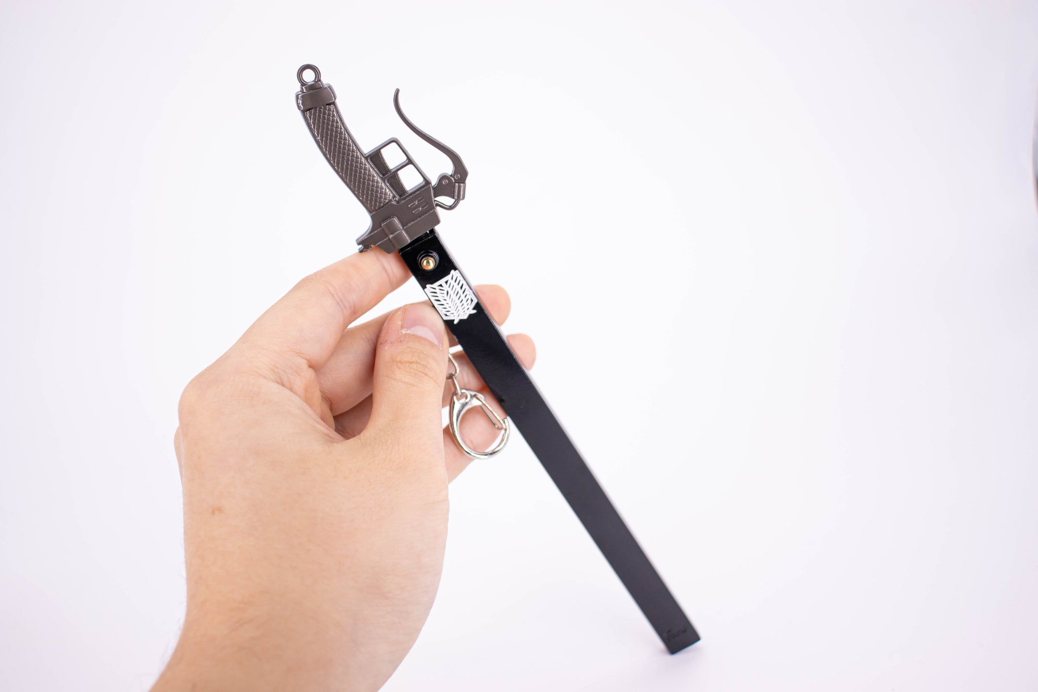 ATTACK ON TITAN – 3D MANEUVER GEAR SWORD KEYCHAIN – FF COLLECTIBLES